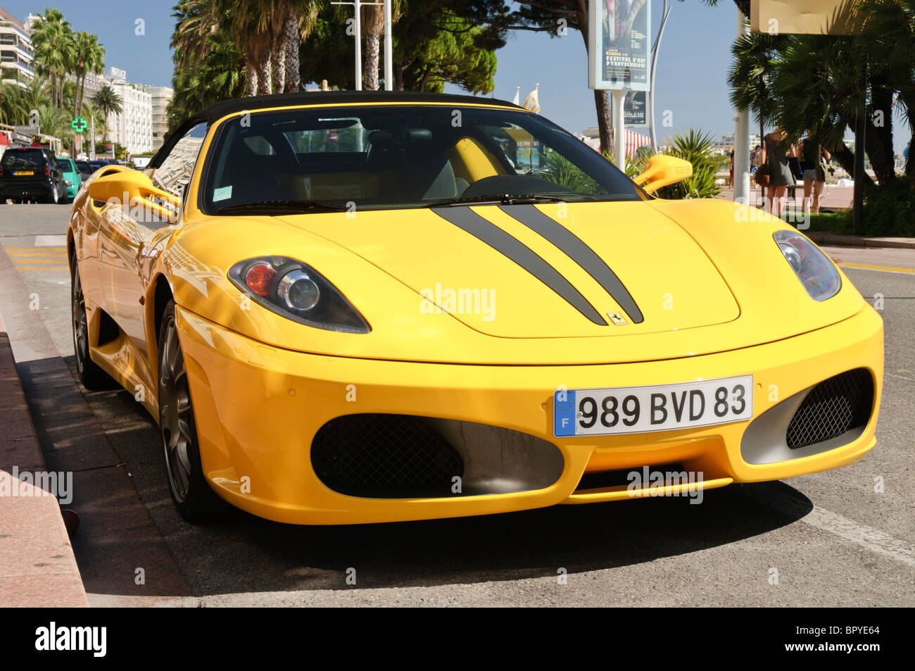 Ferrari jaune Banque de photographies et d’images à haute résolution ...