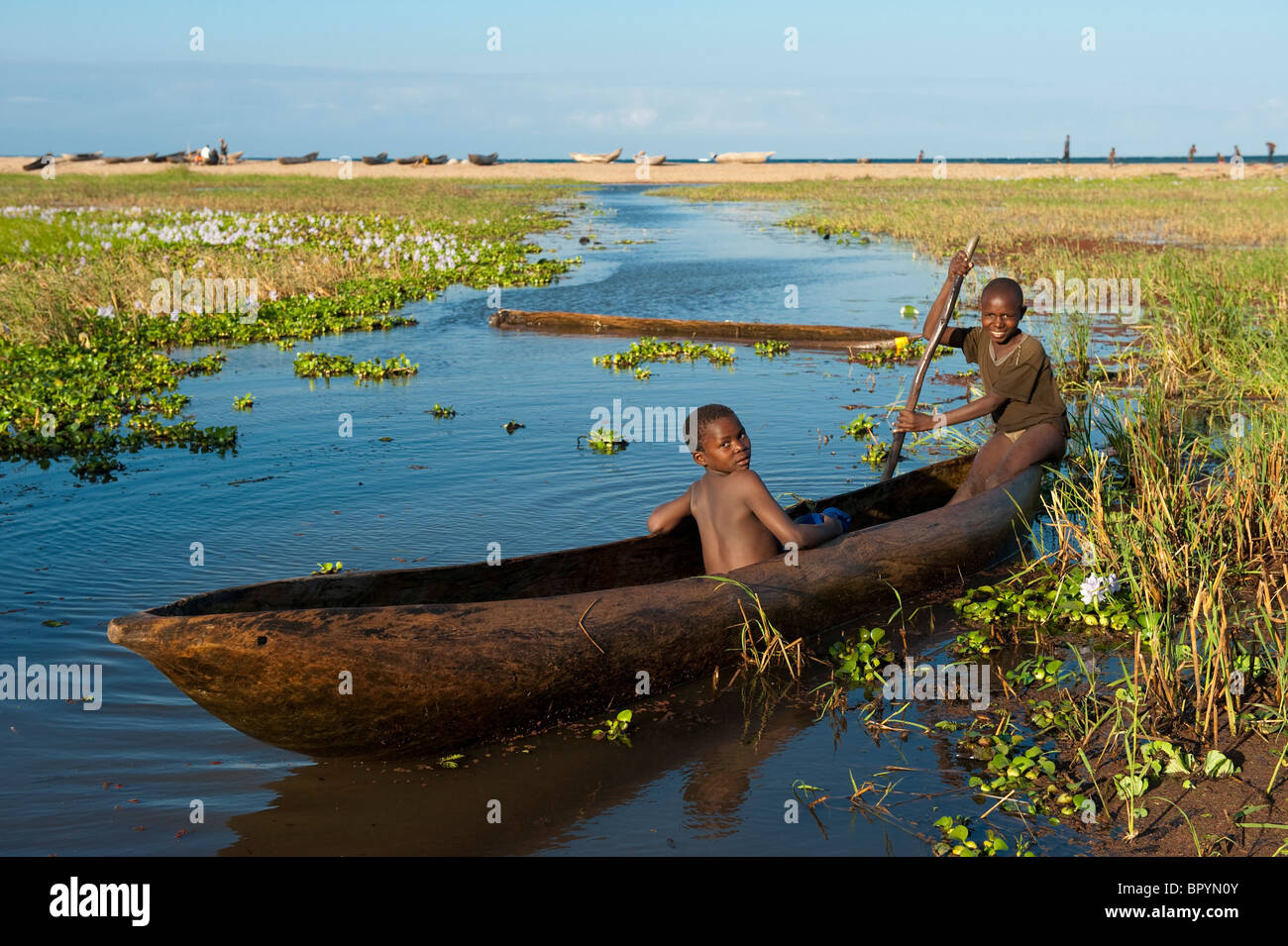 Pirogue africaine Banque de photographies et d’images à haute ...