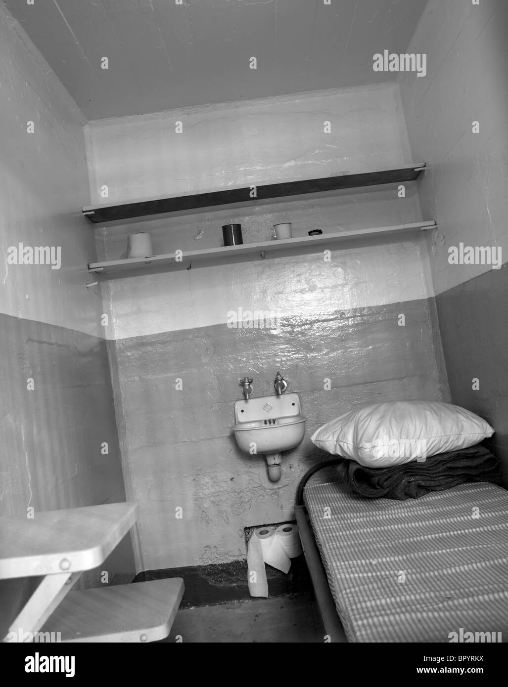 Black white prison cell alcatraz Banque de photographies et d’images à ...