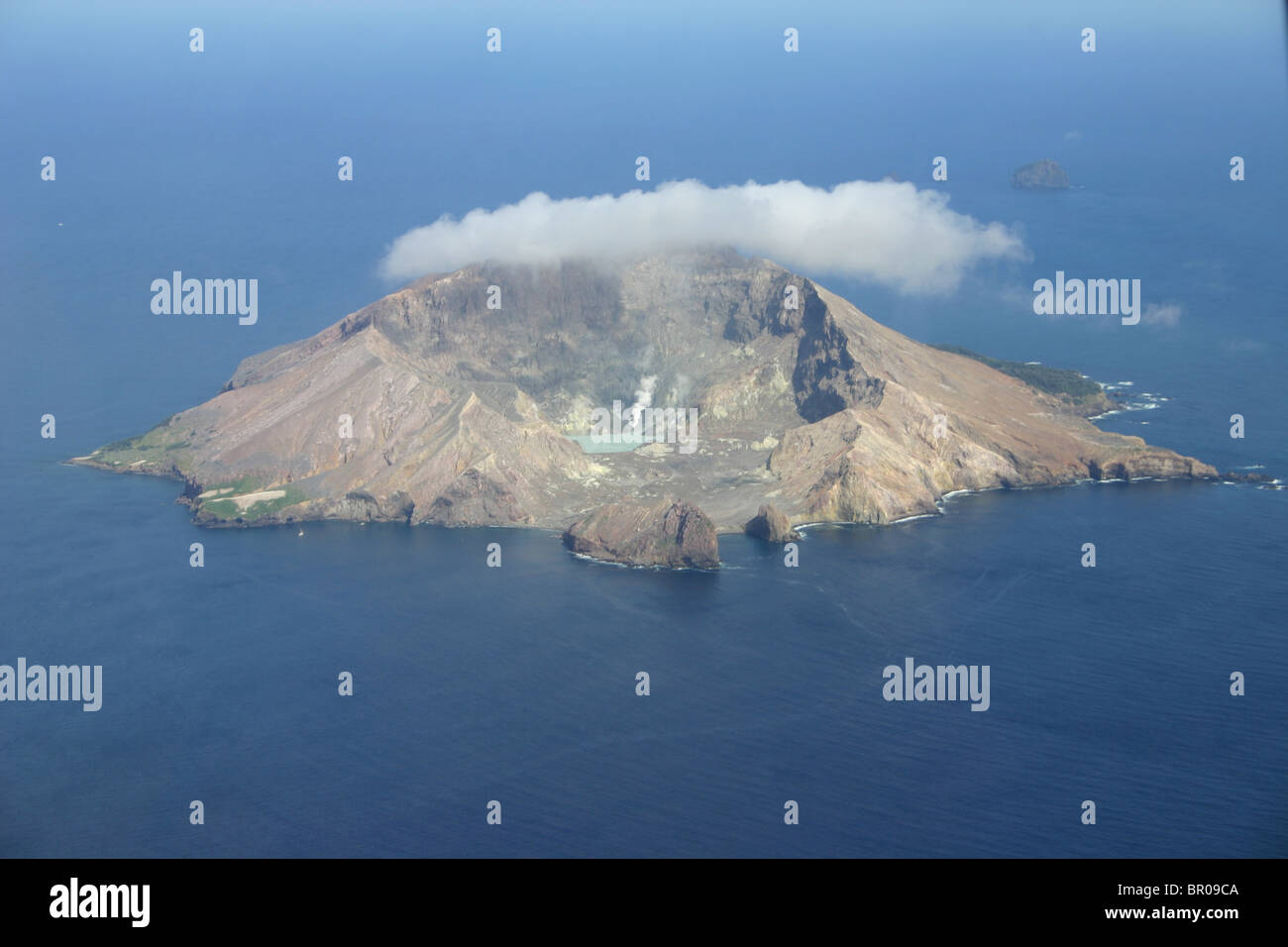 Vue aérienne de l'île volcanique White Island au large de la Nouvelle ...