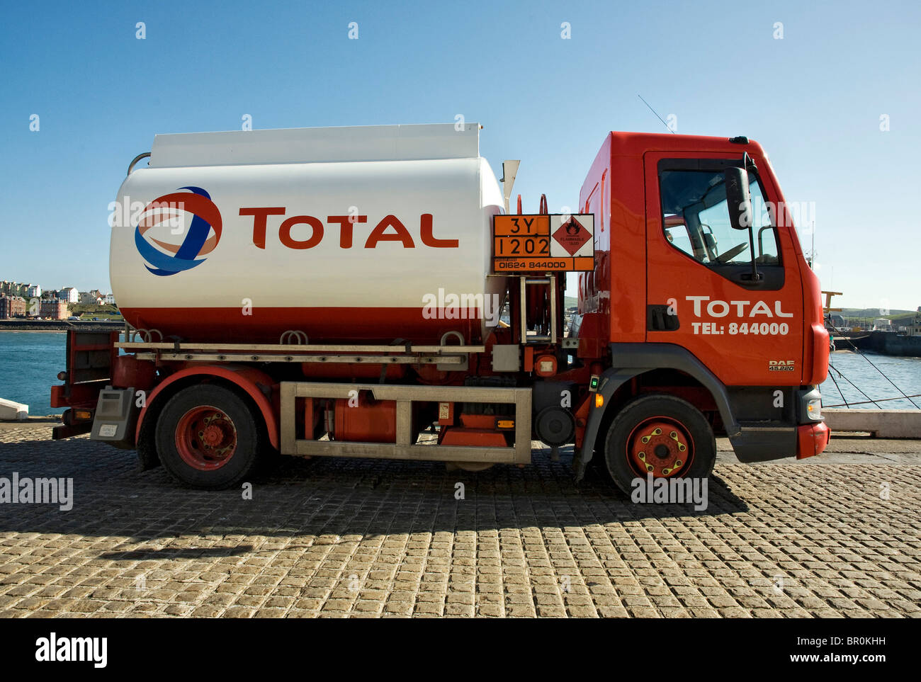 Camion-citerne de carburant total au brise-lames de Peel, à l'île de ...