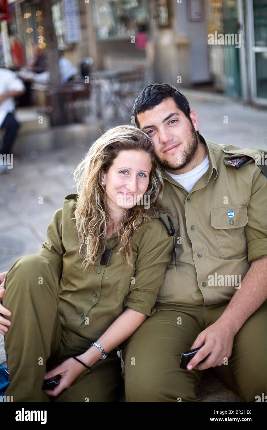 Un jeune couple israélien en uniforme s'asseoir sur un banc sur Ben ...