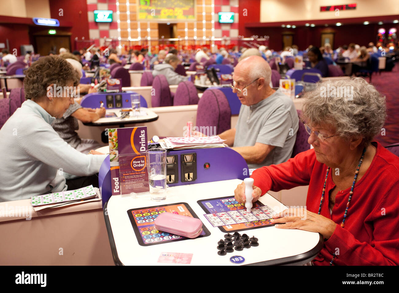 Mecca Bingo Bingo UK company. Les gens jouent au bingo à Catford salle ...