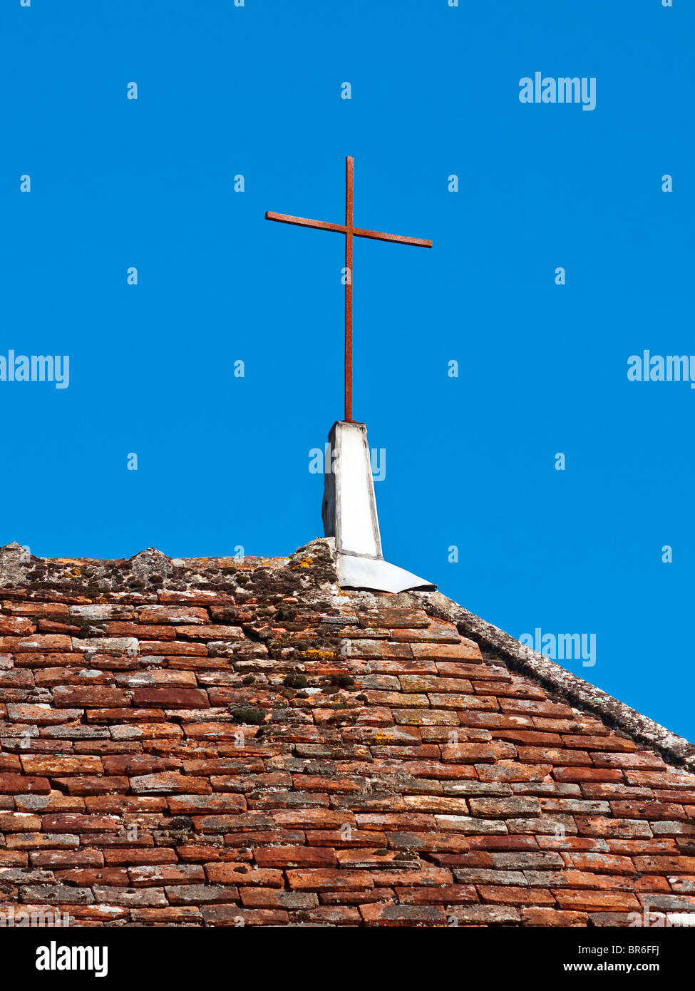 Croix en fer forgé brut sur toit de maison - France Photo Stock - Alamy