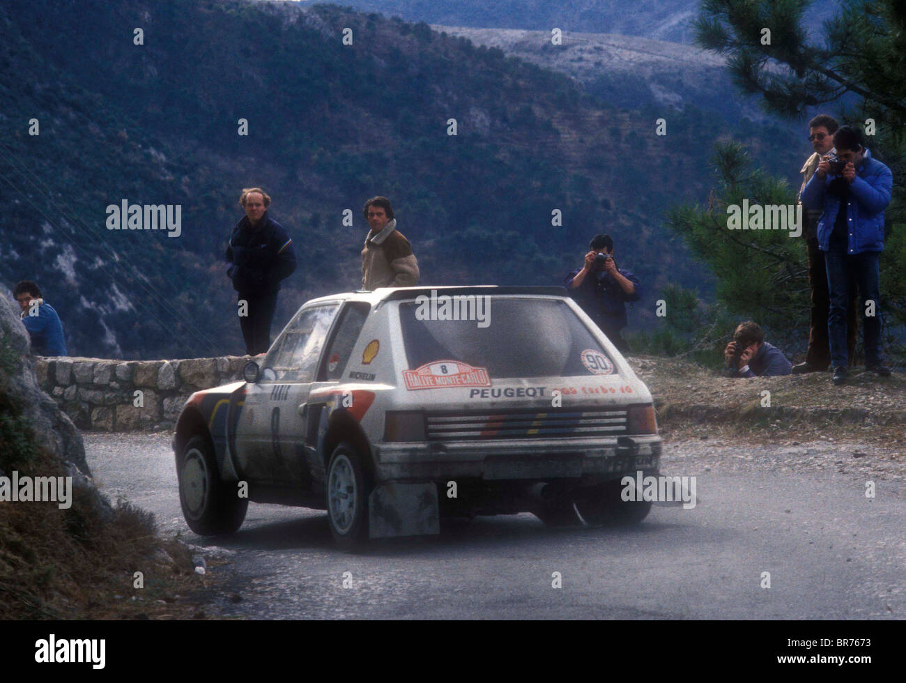 Bruno Saby n° 8 Peugeot 205 T16 voiture rallye sur une scène de rallye ...