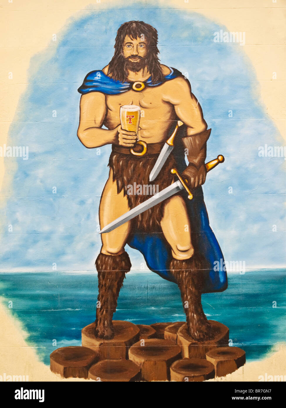 Le géant Finn McCool peintes sur le côté d'une maison dans la ville de ...