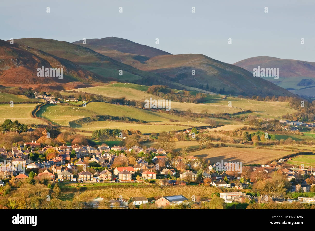 La ville de Wooler avec la gamme de Cheviot Hills derrière, vue de ...