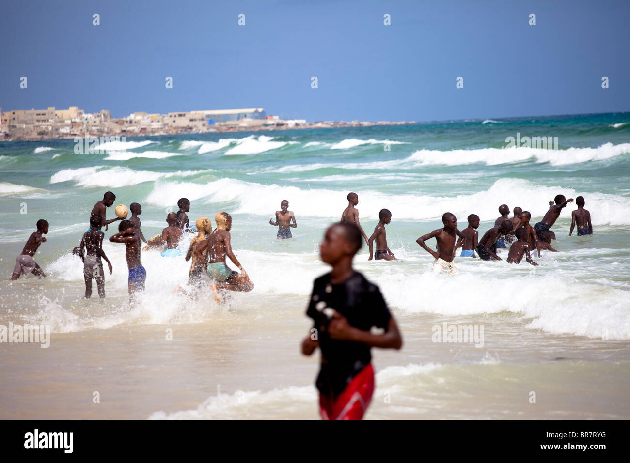 Surfer yoff beach dakar senegal Banque de photographies et d’images à ...