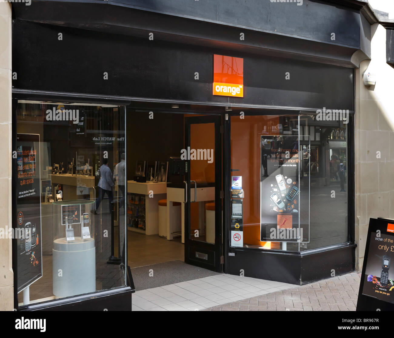 Exterior orange mobile phone store Banque de photographies et d’images ...