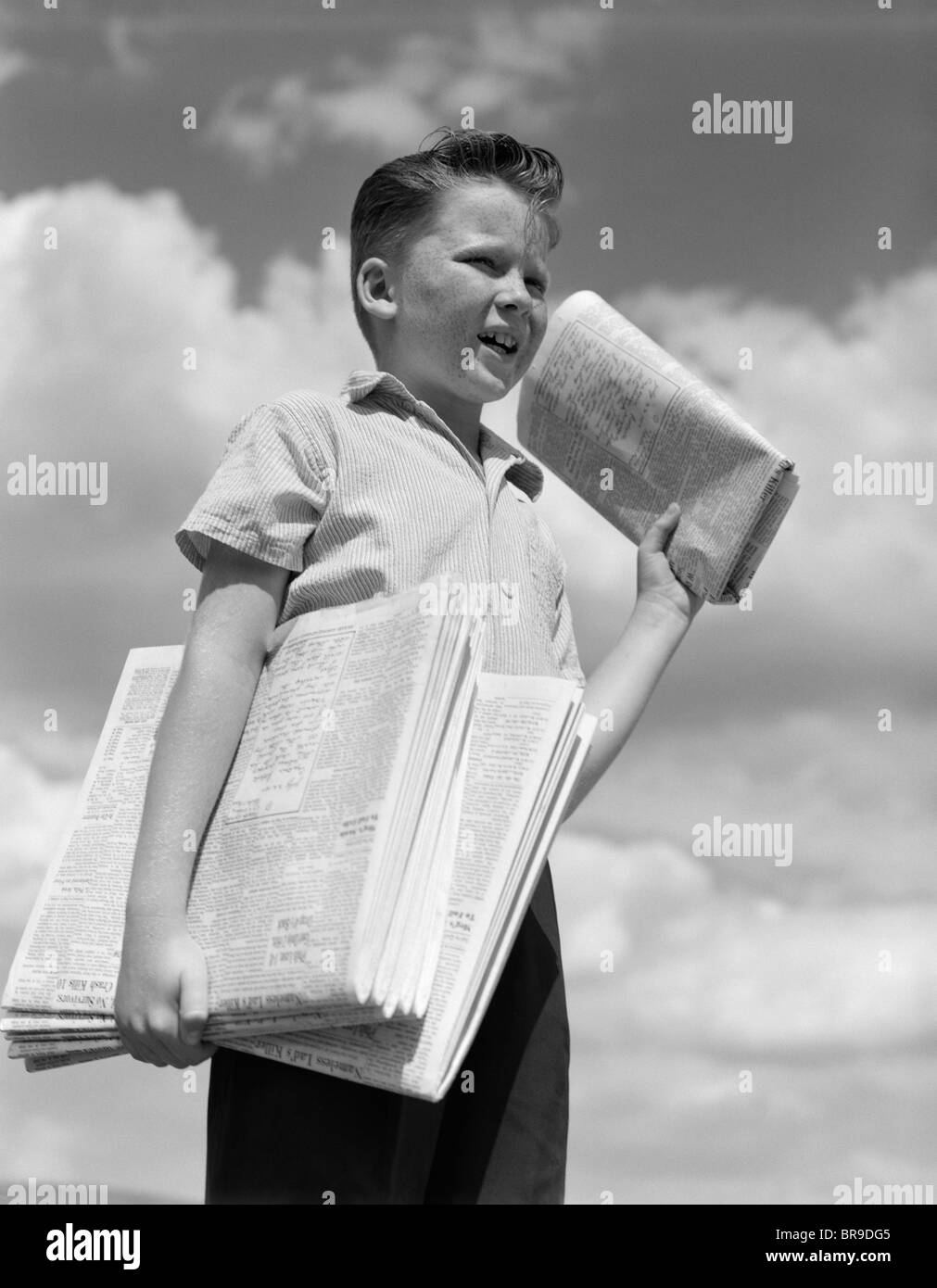 Vintage newspaper boy Banque de photographies et d’images à haute ...