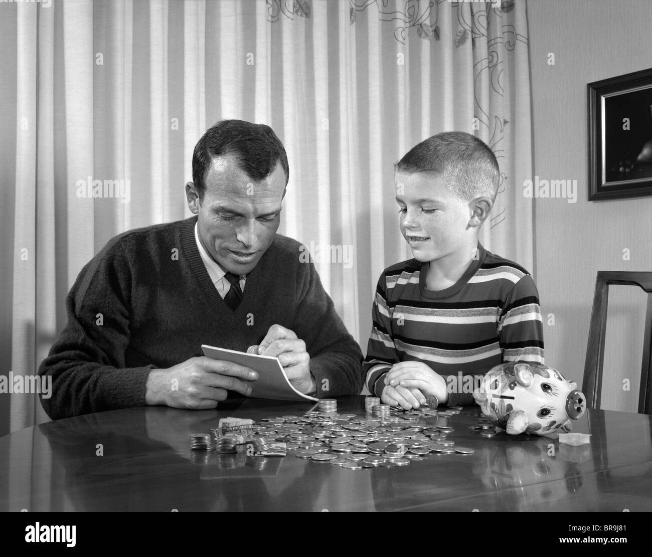 Boy counting coins Banque d'images noir et blanc - Alamy