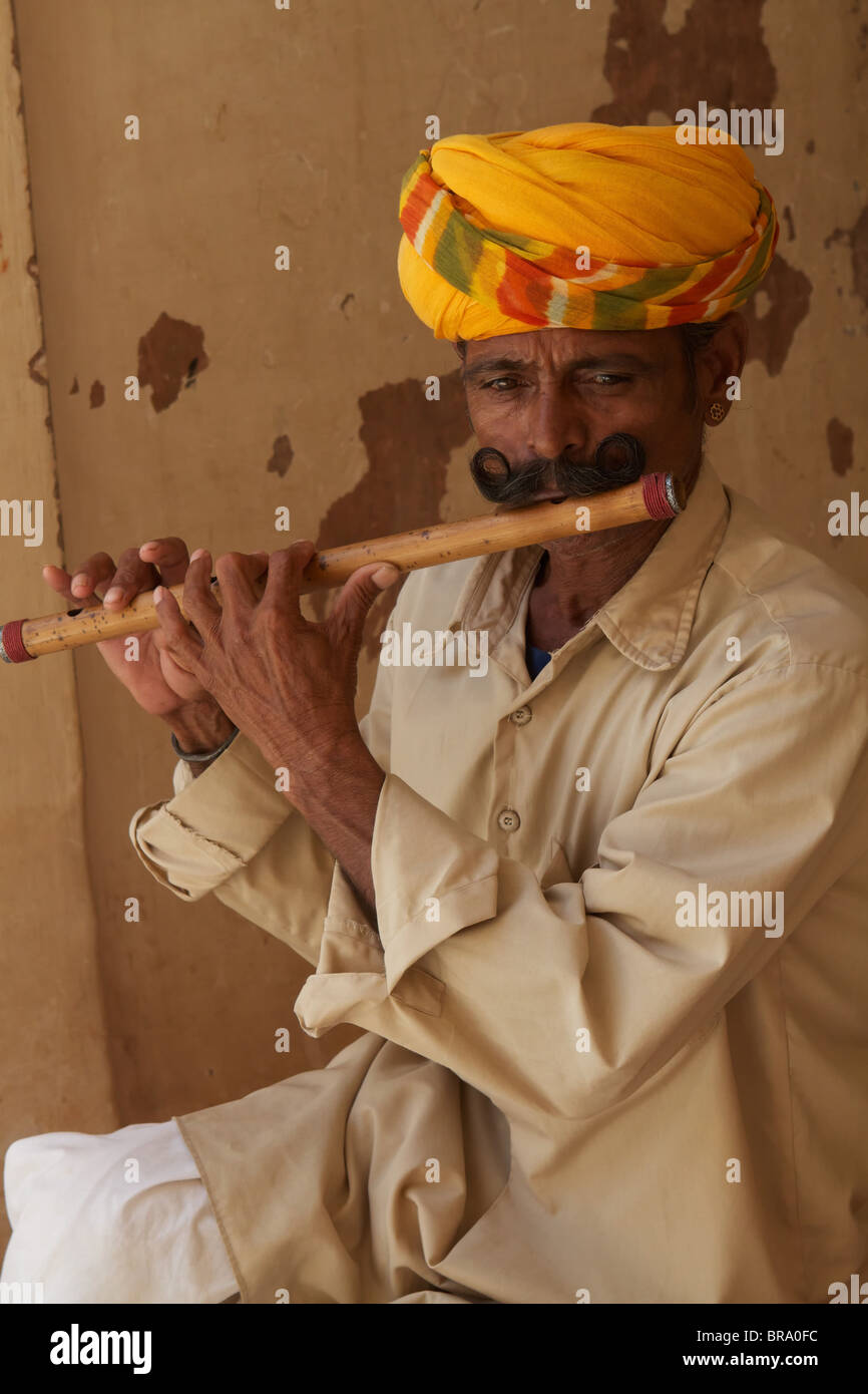 Indian man playing the flute Banque de photographies et d’images à ...