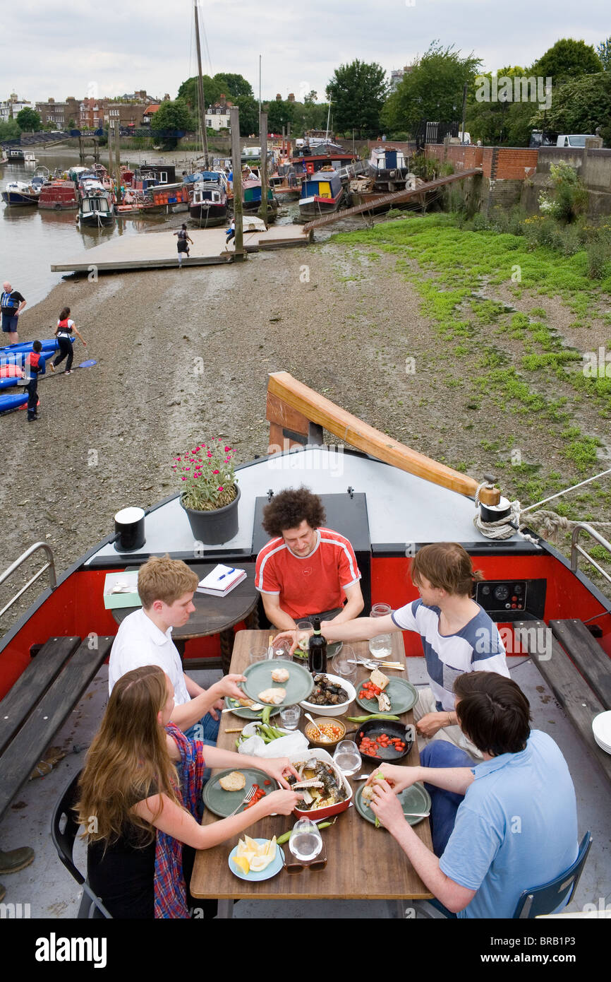 Manger sur le bateau Banque de photographies et d’images à haute ...