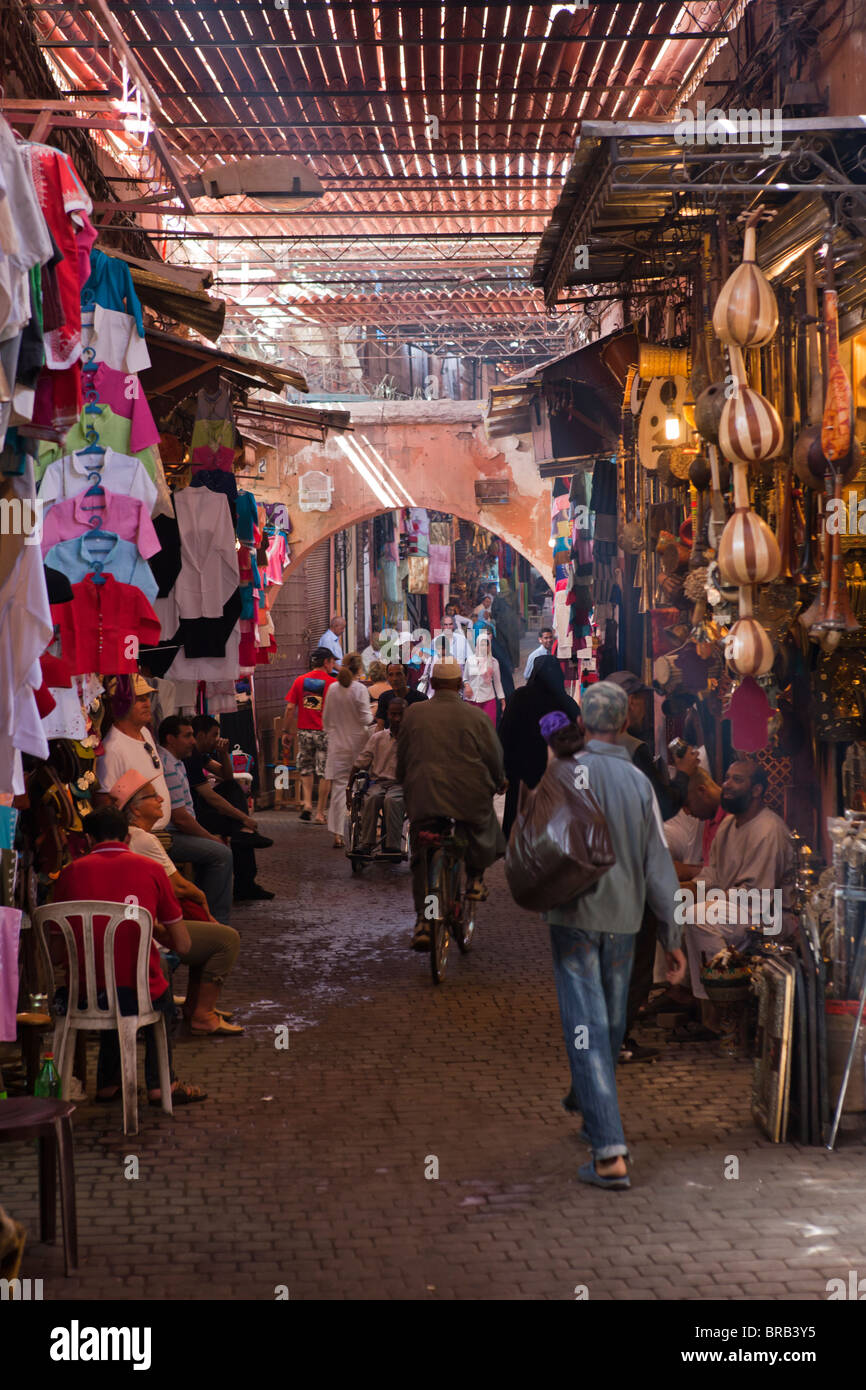 Scène de rue dans les souks de la médina, Marrakech (Marrakech), Maroc ...