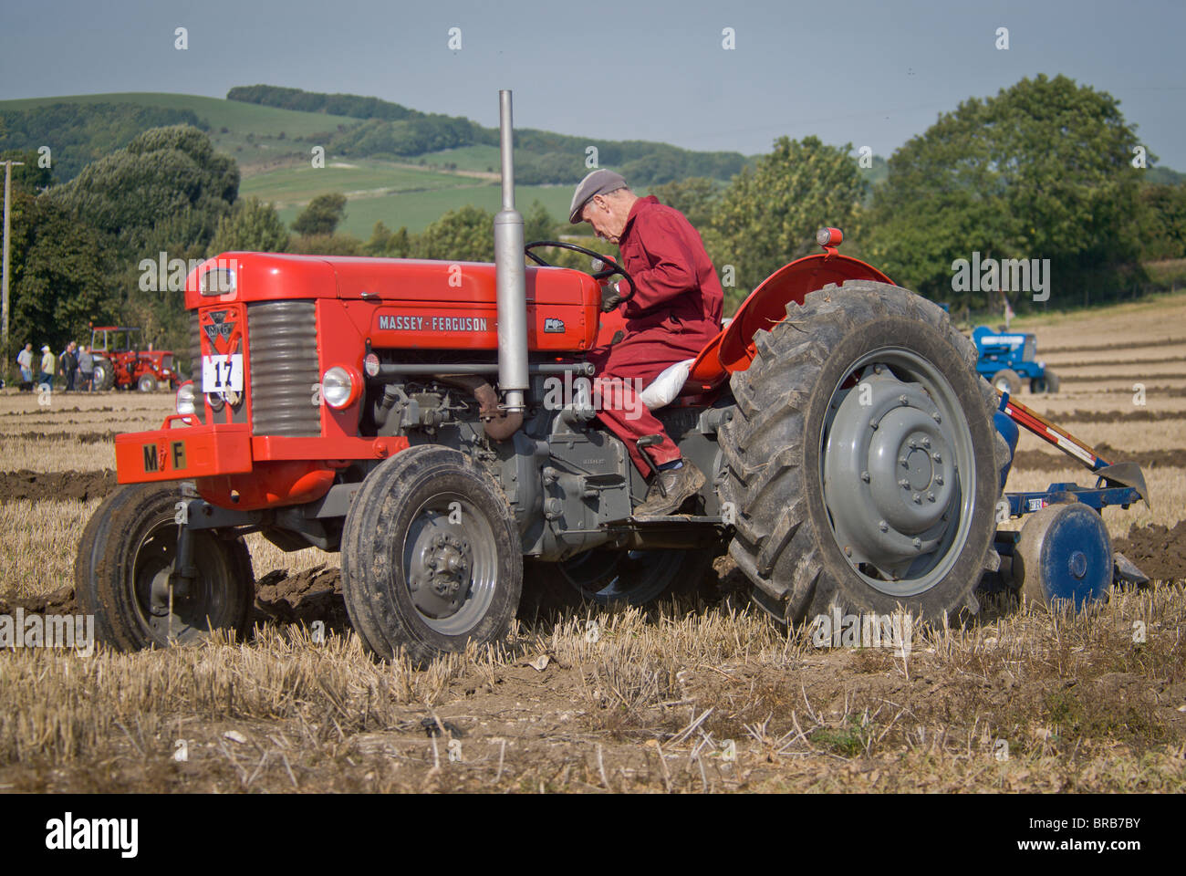 Fermier sur son tracteur Banque de photographies et d’images à haute résolution - Alamy