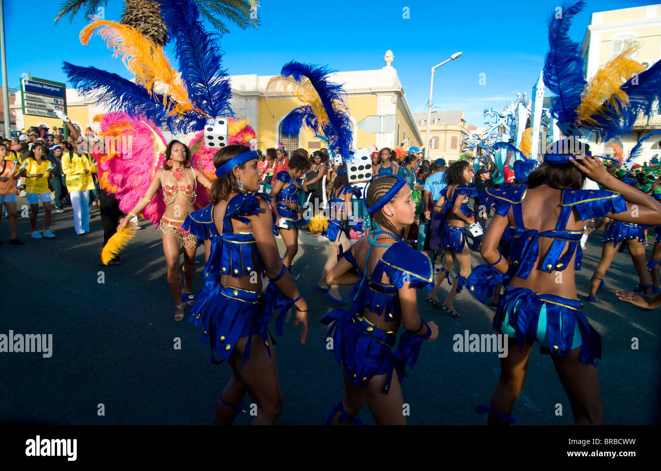 Les femmes en costume de danse, carnaval, Mindelo Sao Vicente, Cap Vert ...