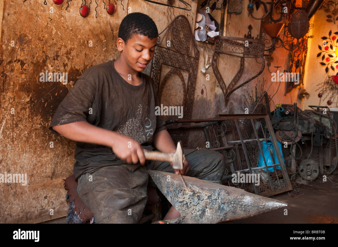 Tôlier, Souk Médina, Marrakech, Maroc, Afrique du Nord Photo Stock - Alamy