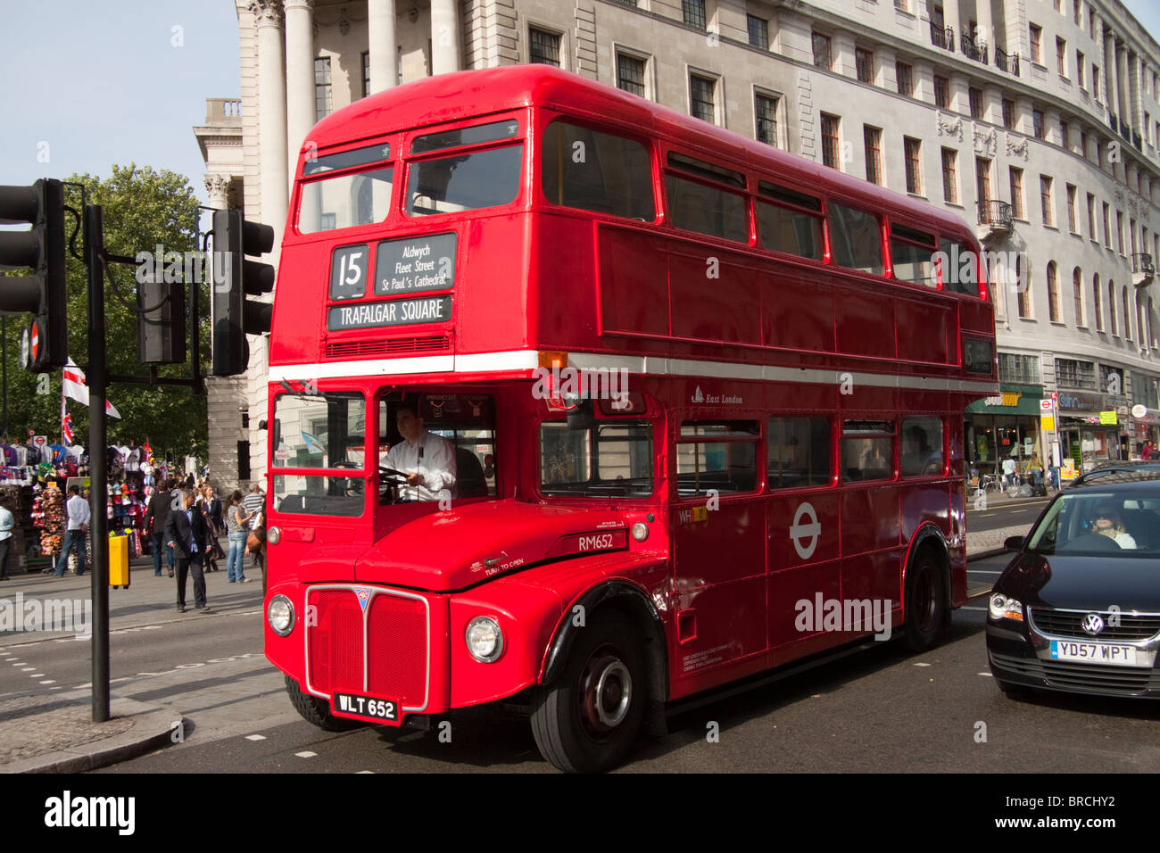 Rouge traditionnel vieux Routemaster bus de Londres, Londres ...