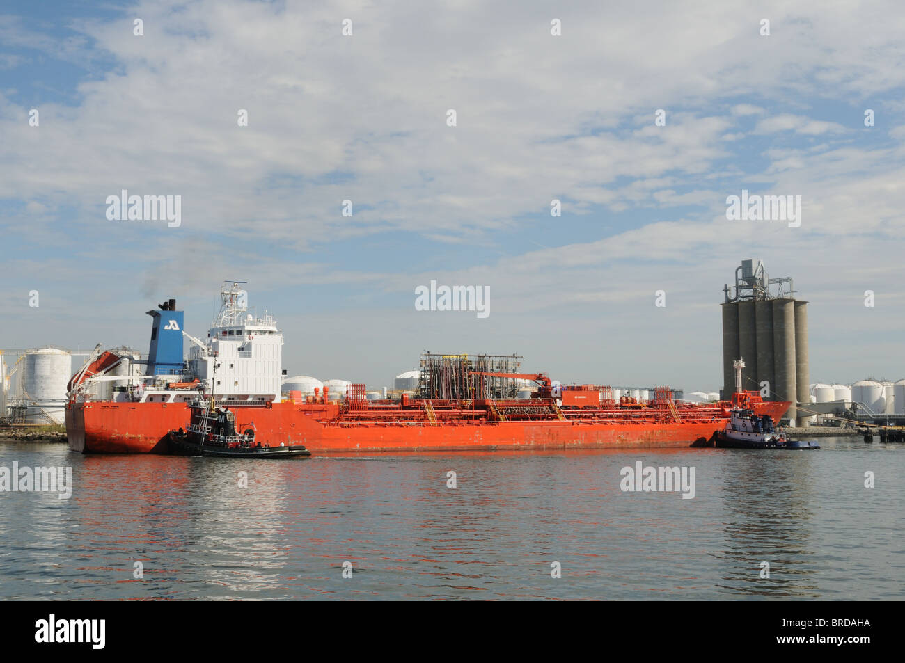Deux remorqueurs manoeuvrant un pétrolier en position dans le Kill van ...