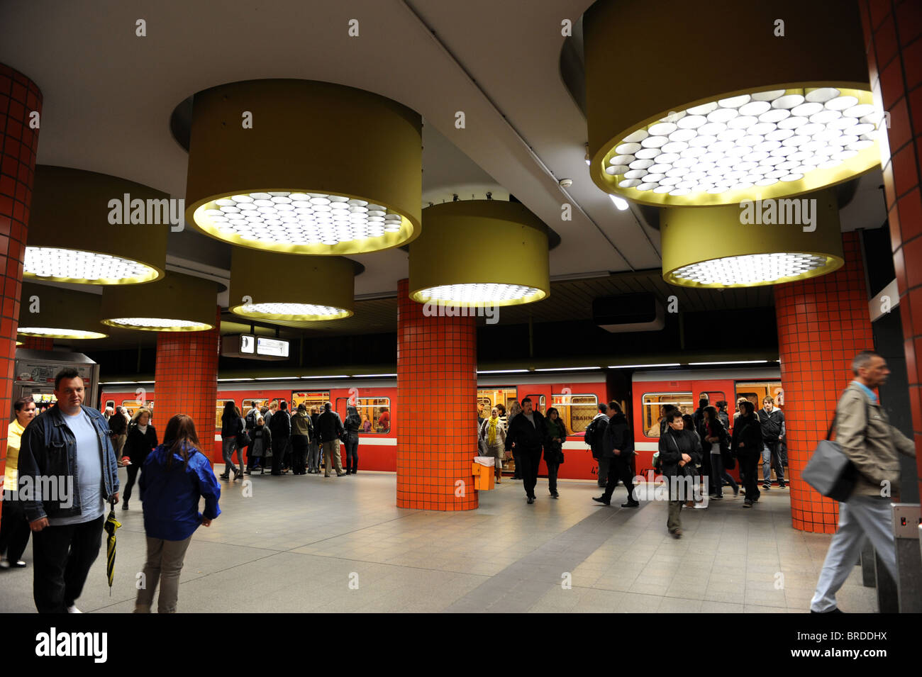 Station de métro ou la station de métro U-Bahn de Nuremberg Nuremberg ...