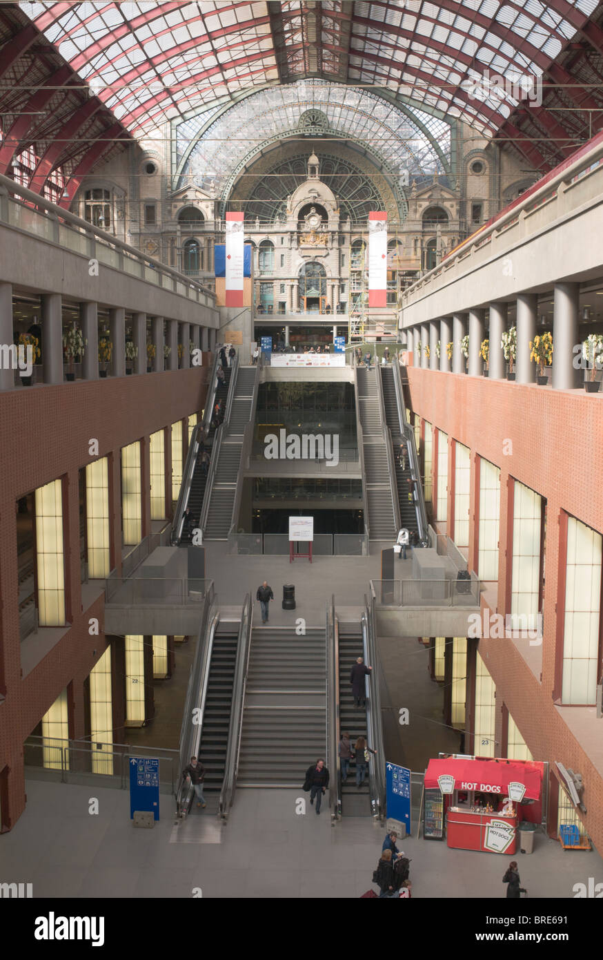 Vue montrant différents niveaux à l'intérieur de la Gare Centrale d ...