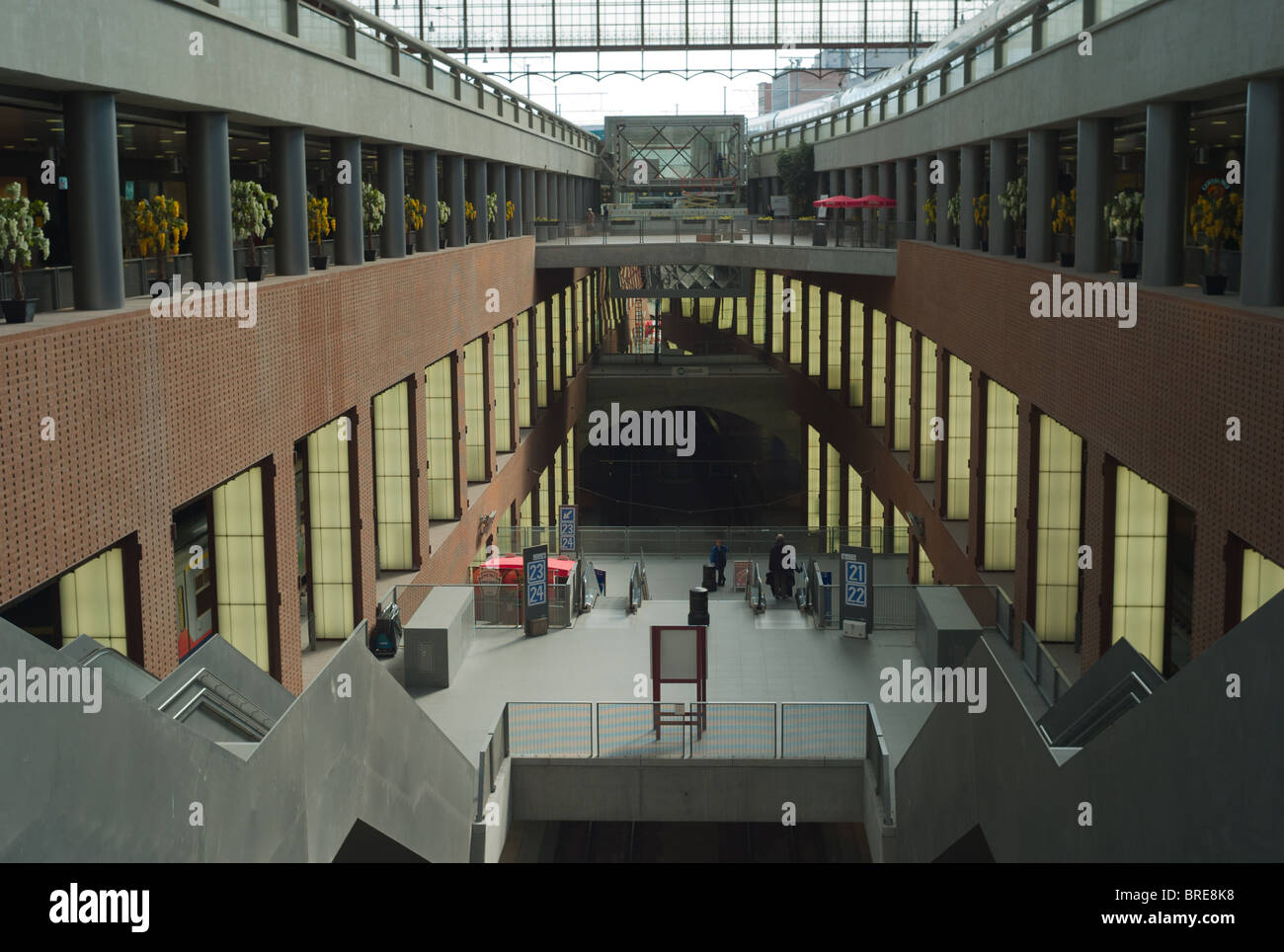 Vue montrant différents niveaux à l'intérieur de la Gare Centrale d ...
