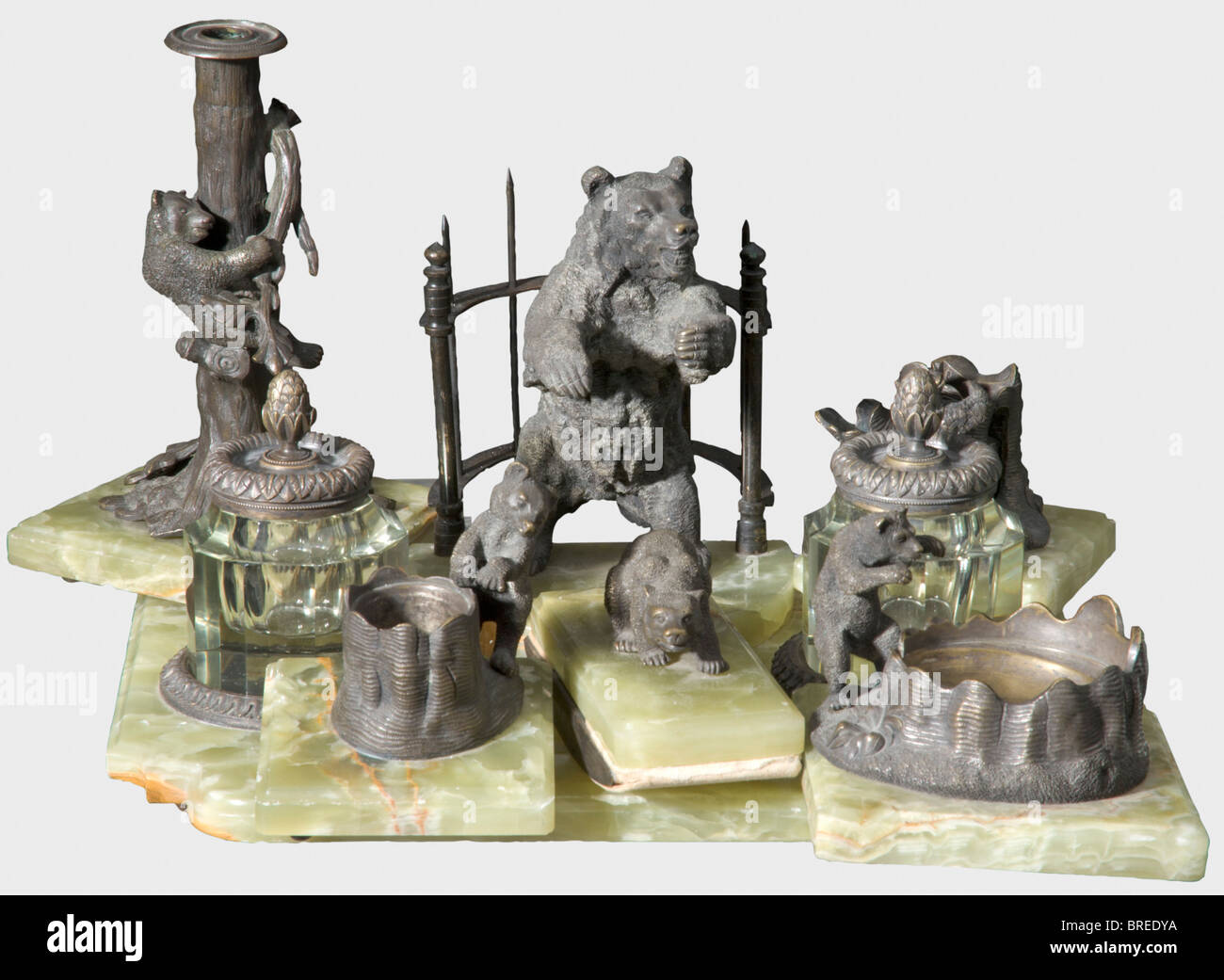 Un ensemble de huit pièces de bureau « ours », vers 1900 Bronze, marbre ...