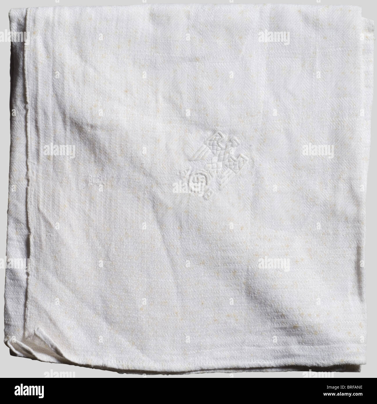 Une serviette de table d'Adolf Hitler, avec 'A.H.' cousue de chaque ...