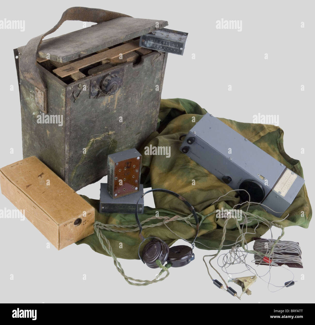 Un kit radio « Biscuit », boîtier en métal gris avec quartz, écouteurs ...