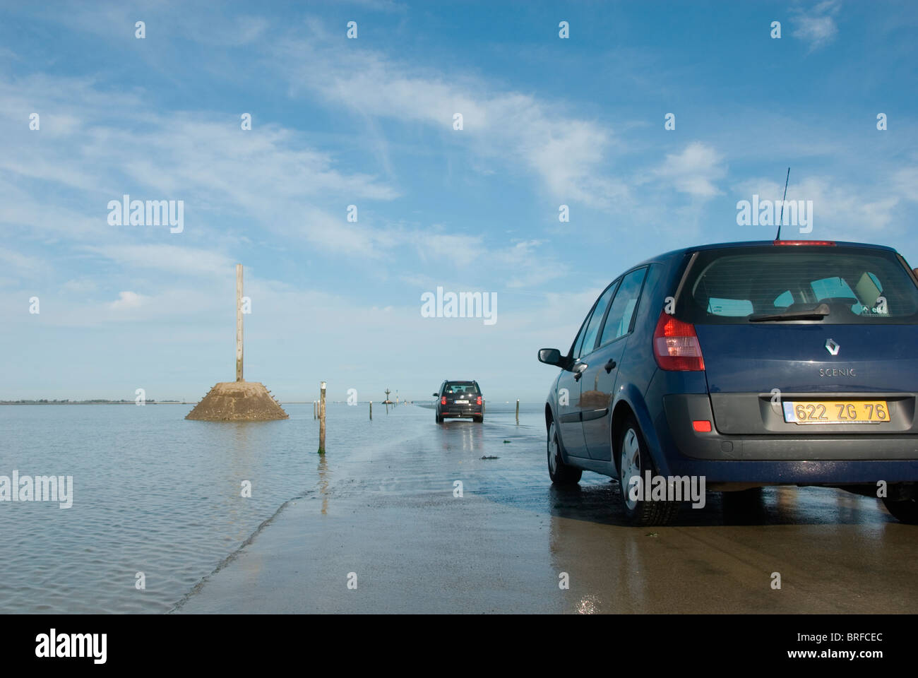 Voitures en attente au passage du gois Banque de photographies et d ...