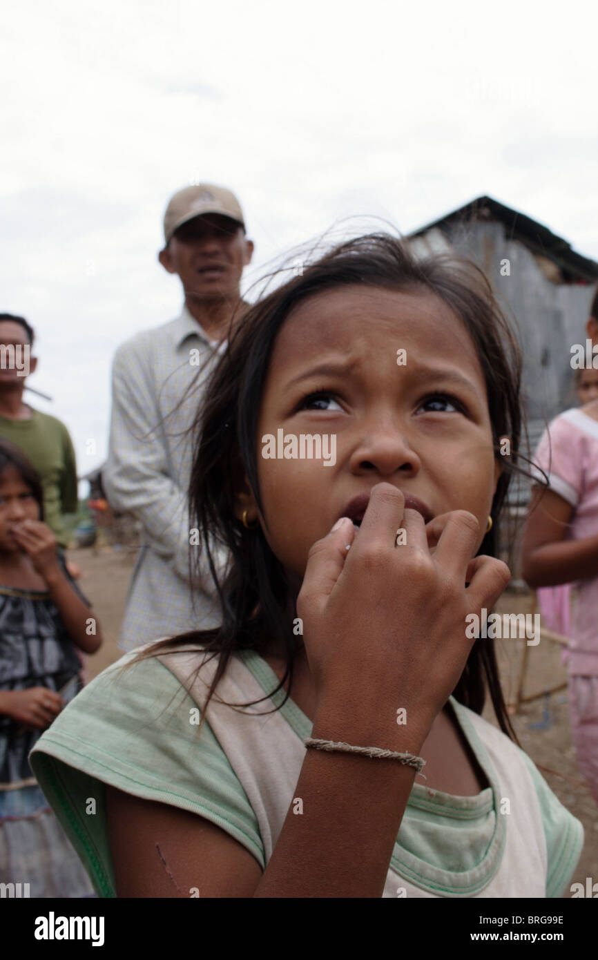 Une jeune fille qui vit dans un bidonville de squatteurs à Kampong Cham ...