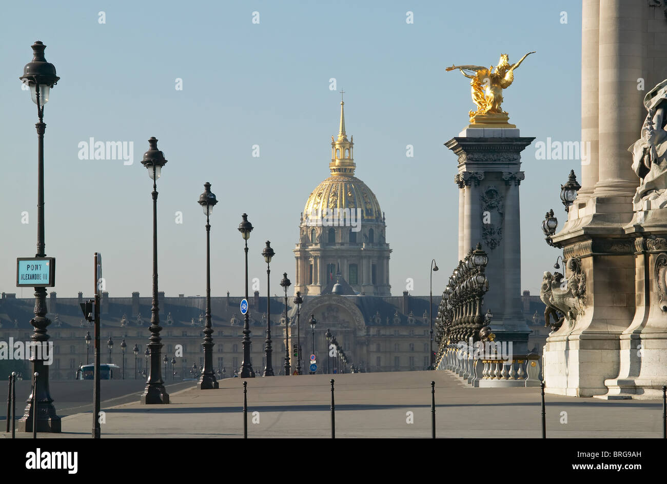 Le pont des invalides Banque de photographies et d’images à haute ...