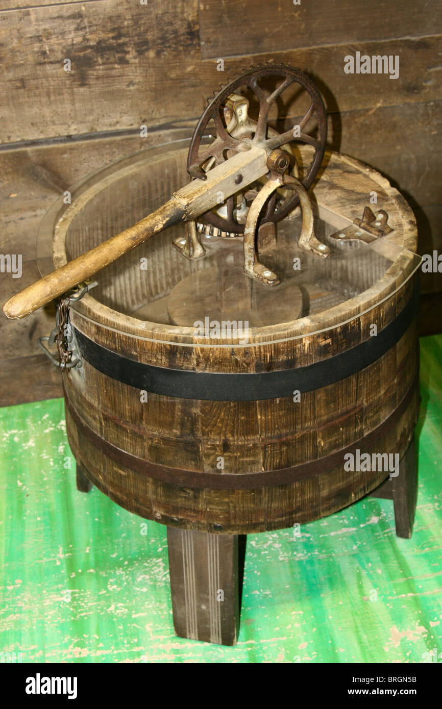 Machine à laver vintage en bois Banque de photographies et d’images à ...
