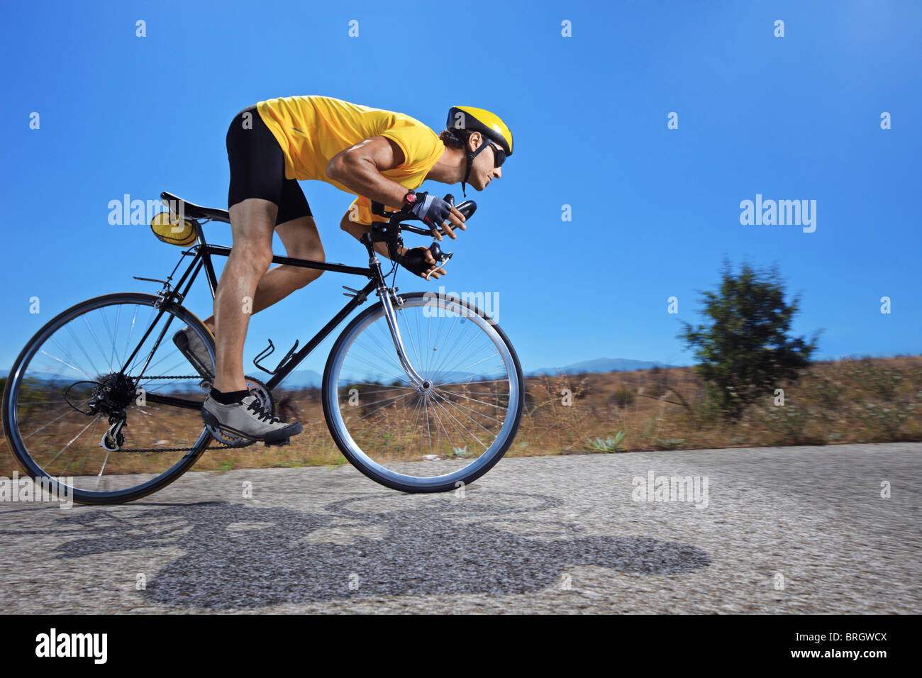 Cycliste sur une route ouverte Banque de photographies et d’images à ...