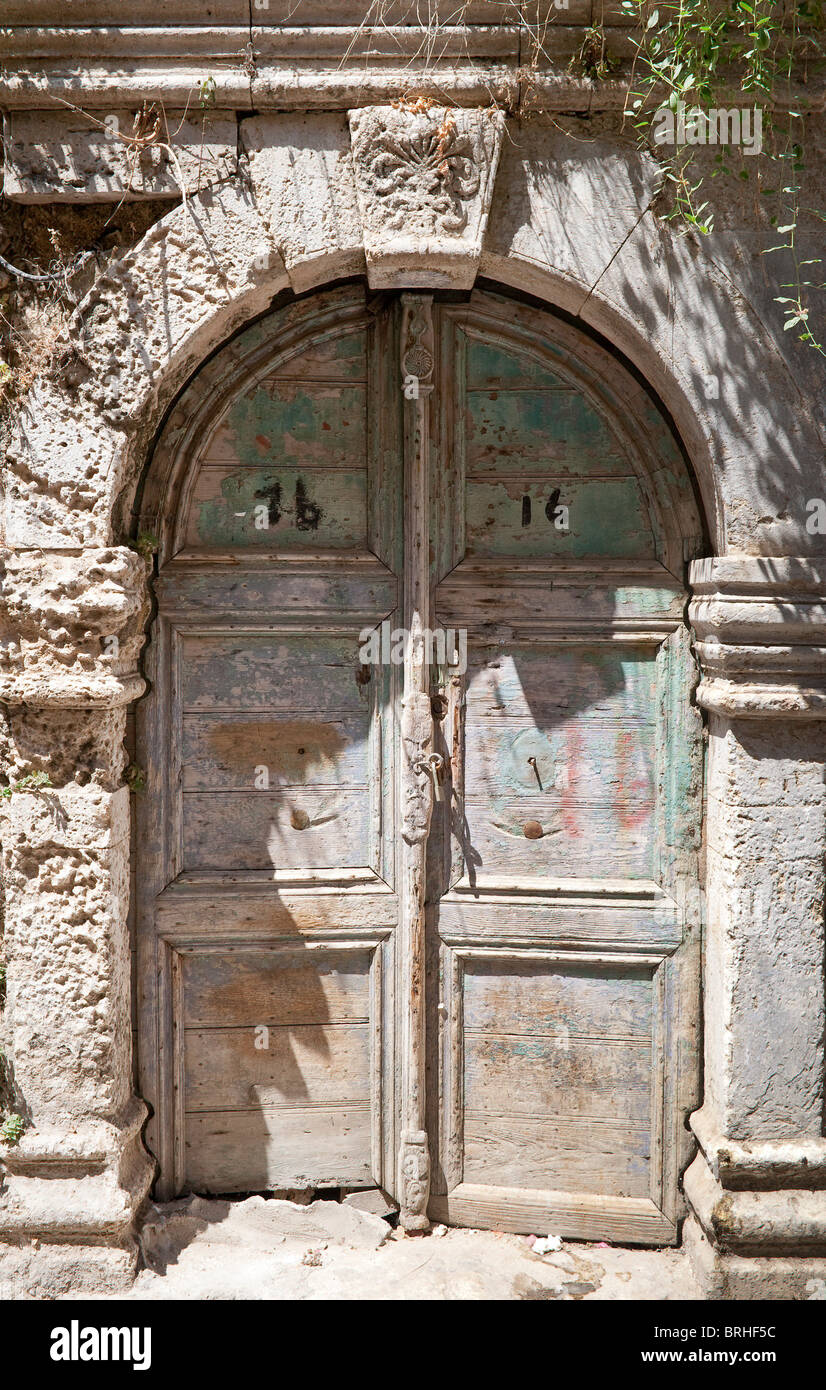 Double portes en bois ancien et une impressionnante voûte en pierre ...