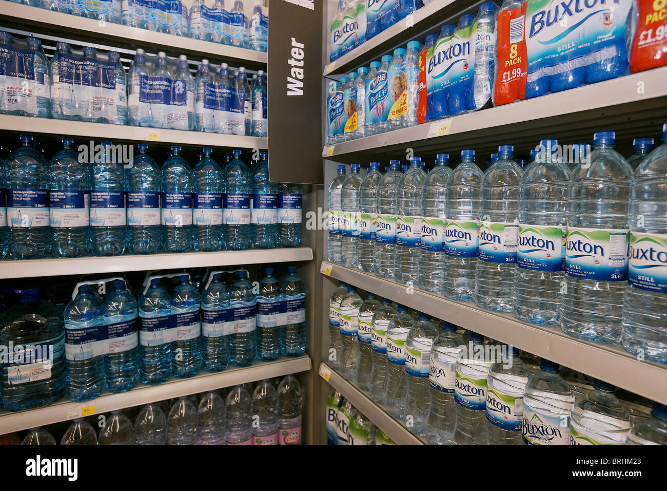 Bottled Water Supermarket Shelf Banque De Photographies Et D images bottled-water-supermarket-shelf-banque-de-photographies-et-d-images