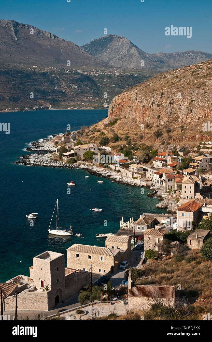Oitylo bay et le village de pêcheurs de Limeni, sur la péninsule de ...