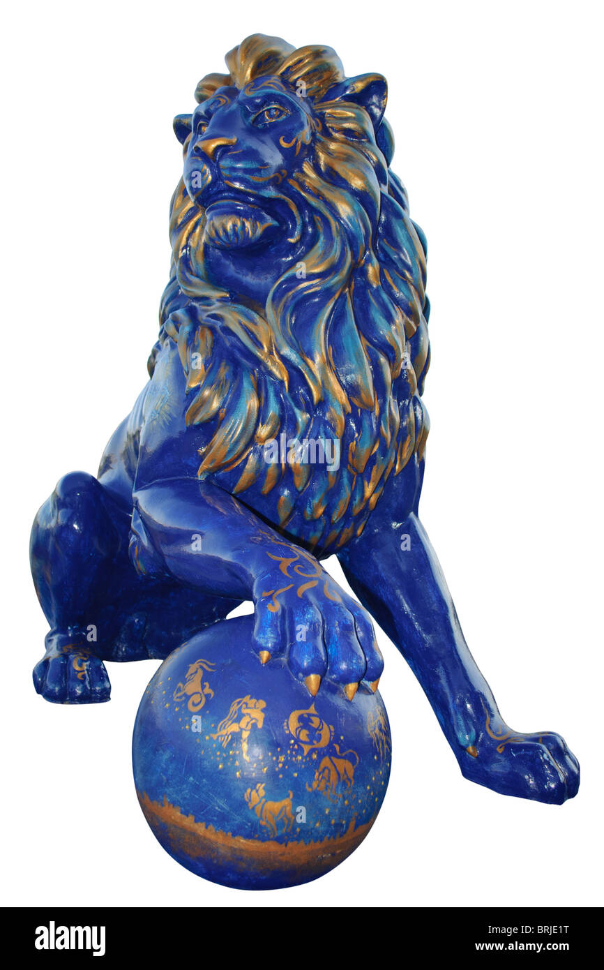 Statue de lion bleu. Isolé sur fond blanc avec chemin de détourage ...