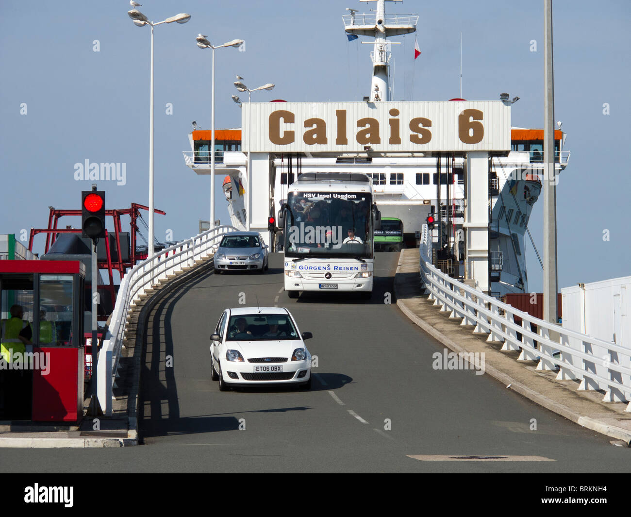 Voitures et bus laissant un P&O Ferries à Calais, les quais du terminal ...