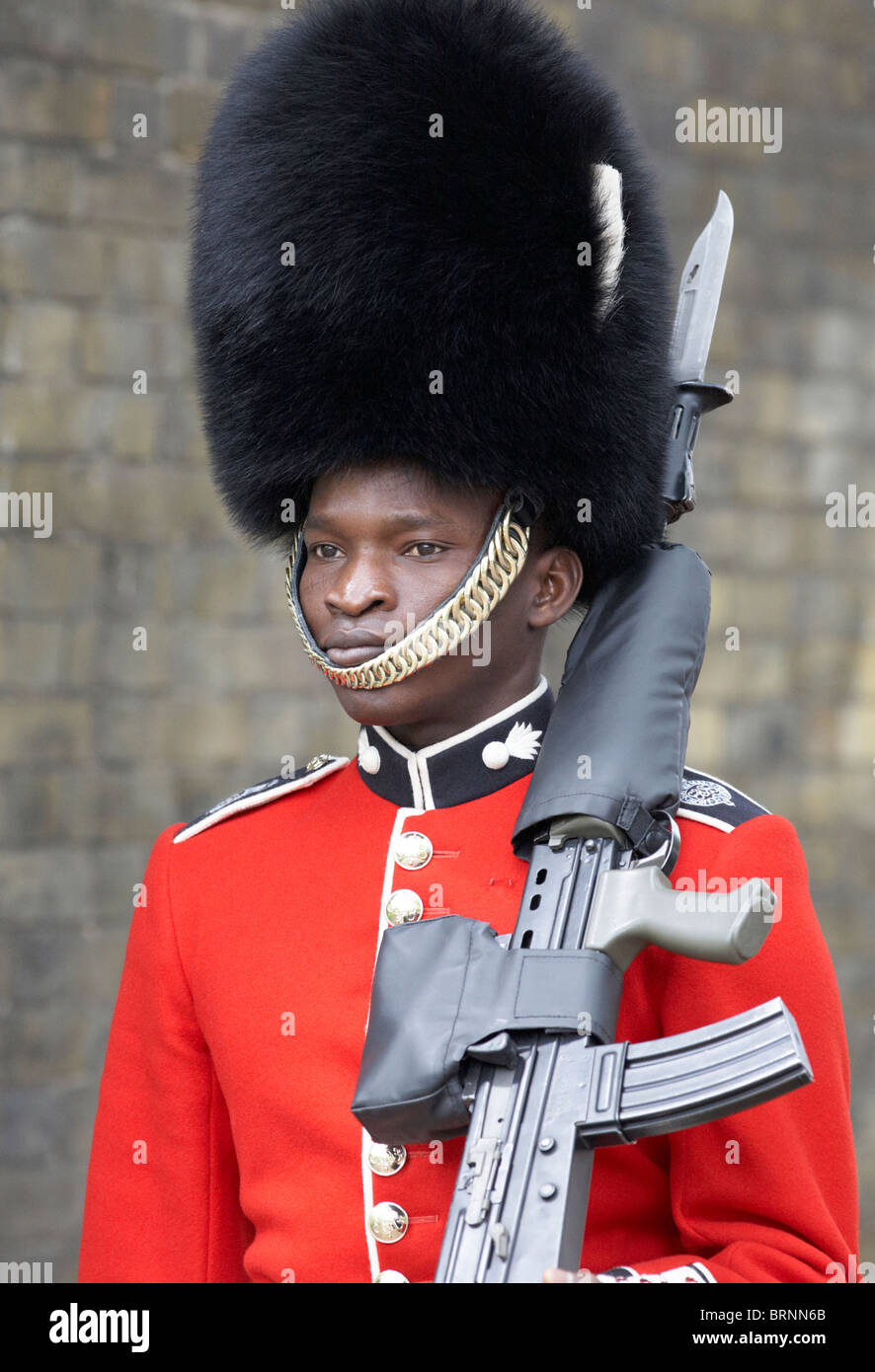 Un grenadier Garde Royale Noir soldat Clarence House London UK Europe ...