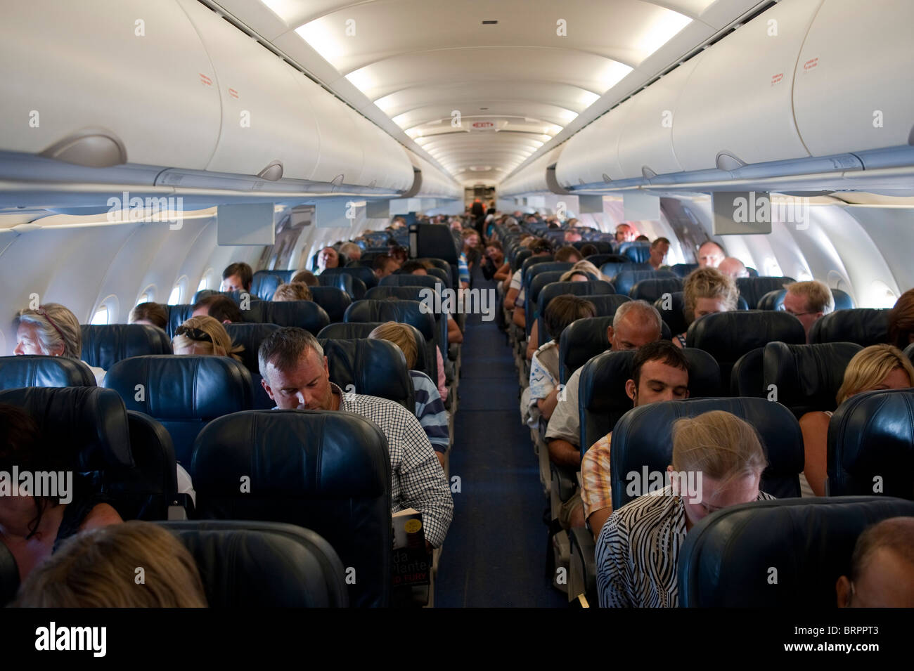 Cabine de l'avion plein de passagers Photo Stock - Alamy