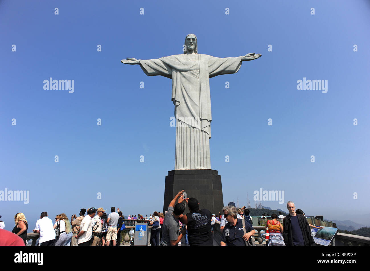 Poser les touristes et prendre des photos en face de la statue du ...