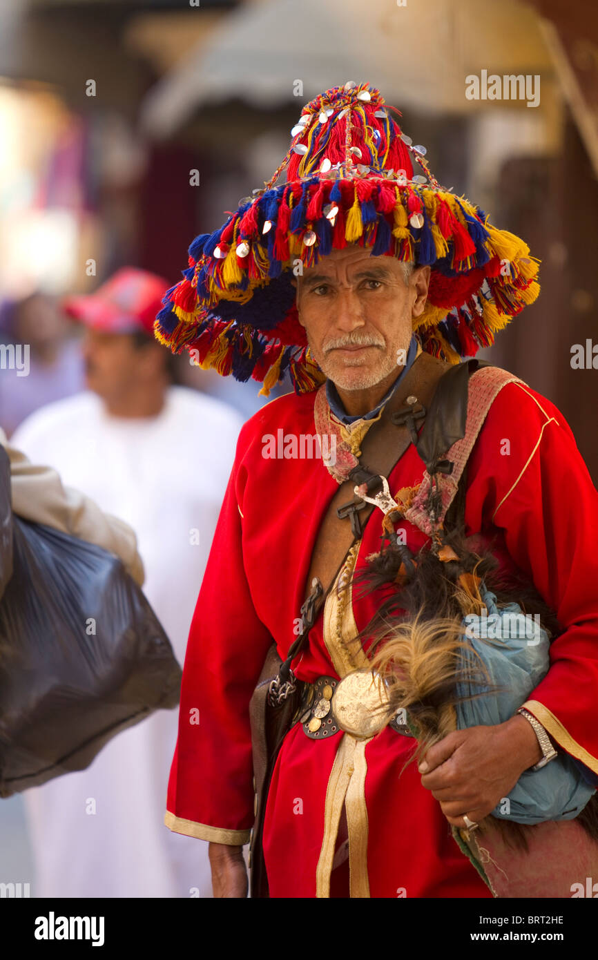 Traditionnellement habillé homme marocain Médina de Fès ; Maroc Photo ...