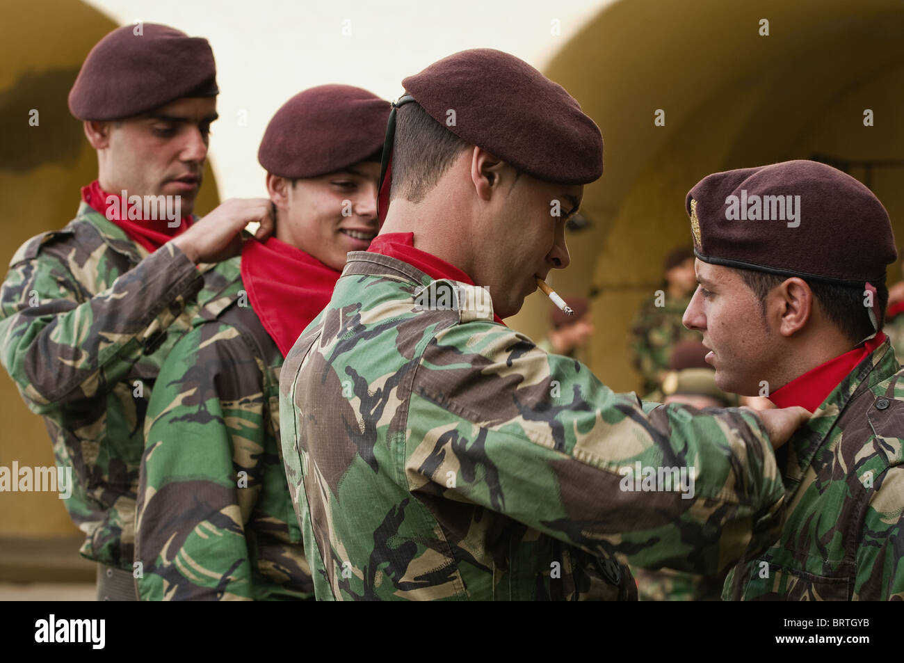 Les soldats de l'armée des uniformes de camouflage se prépare à un ...