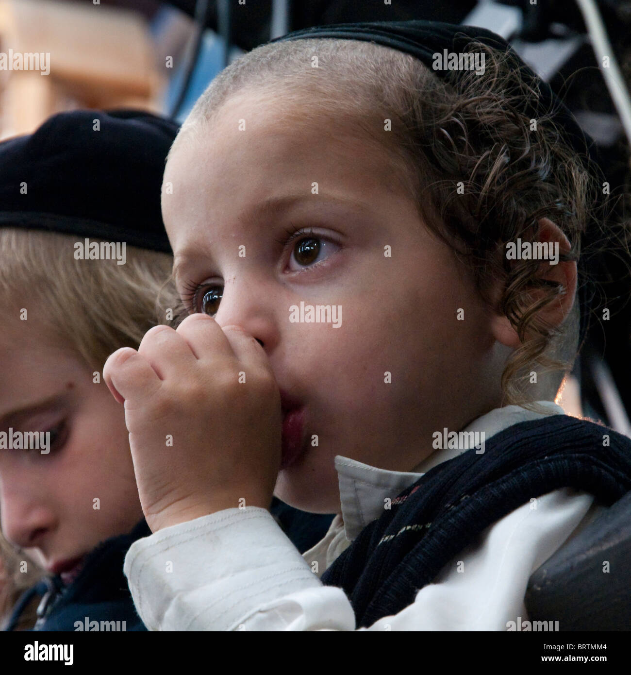 Portrait d'un jeune garçon juif orthodoxe suçant son pouce Photo Stock ...