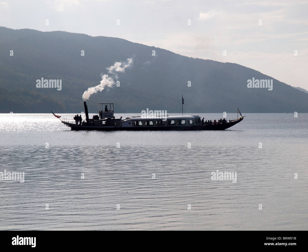 Silhouette du yacht à vapeur historique Gondola arrivant à Coniston ...
