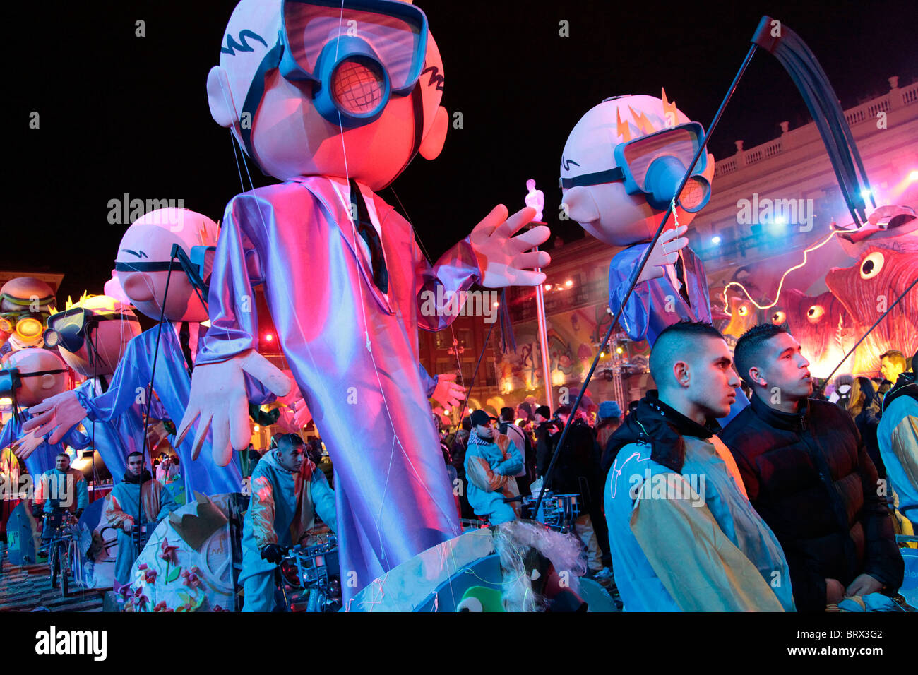 Défilé de chars et de caractères CARNAVALESQUE SUR LA PLACE Masséna ...