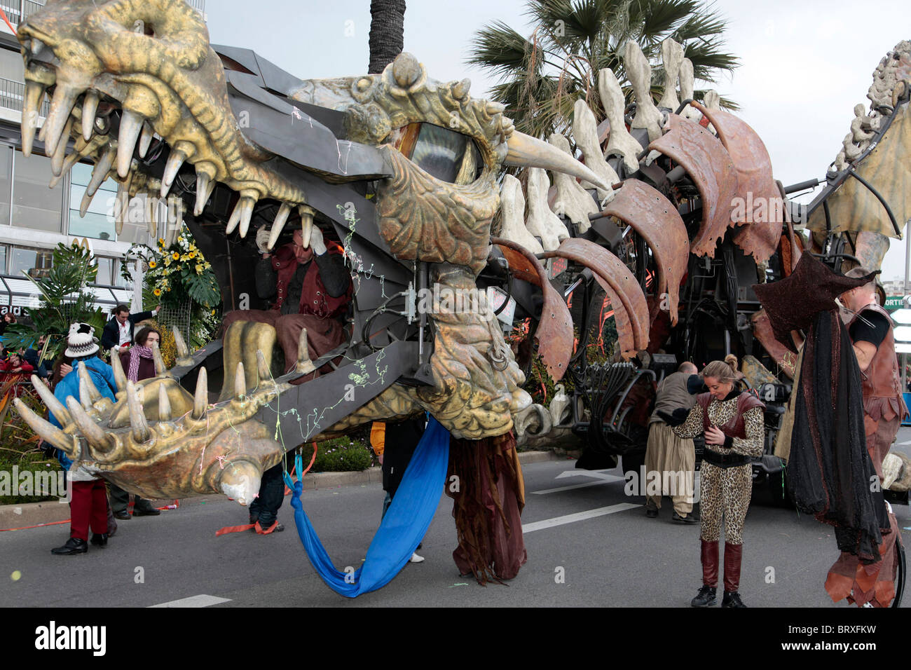 Défilé de chars et de caractères CARNAVALESQUE SUR LA PROMENADE DES ...