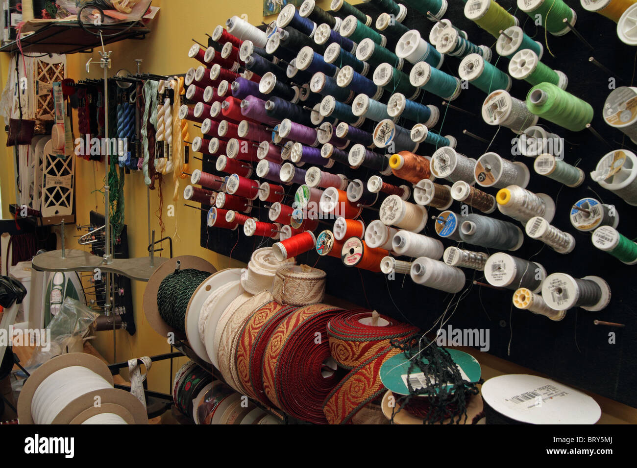 Atelier de couturière de composé de tiroirs, ruban et dentelle Photo ...