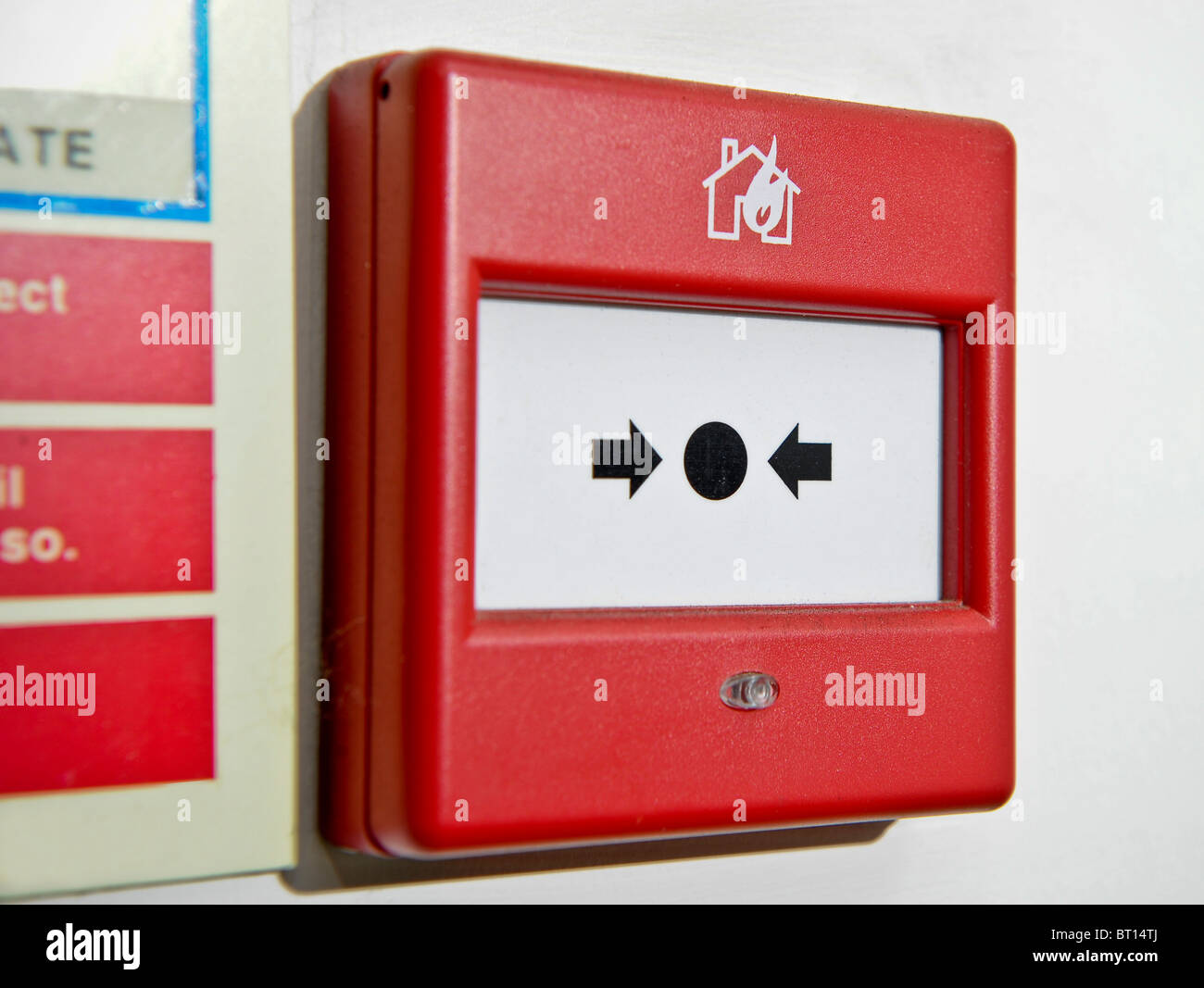 Sécurité incendie Alarme bouton poussoir monté sur mur Photo Stock - Alamy